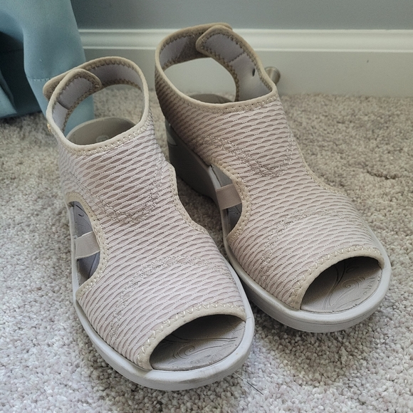 Bzees | Shoes | Bzee Dream Sandals Beige | Poshmark